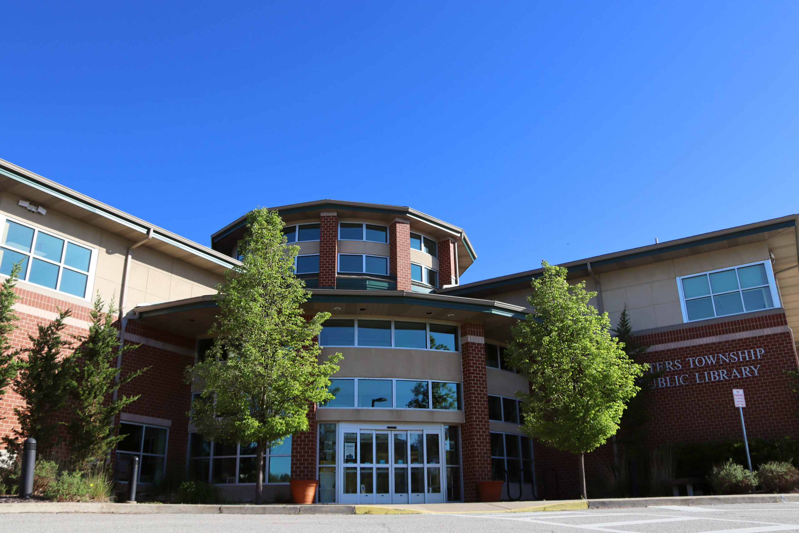 SummerLibraryExterior_02_Sylvester - Peters Township Public Library